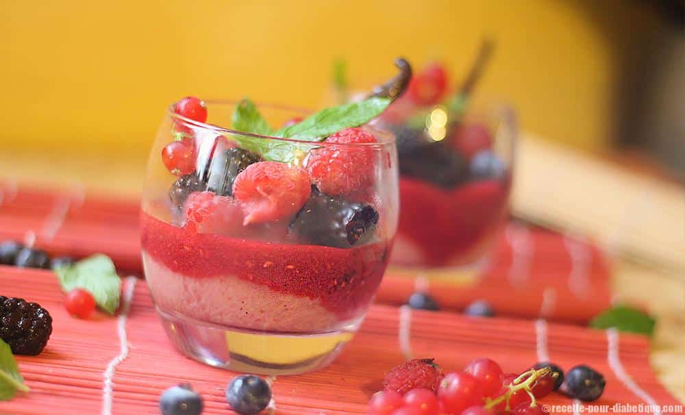 Pêches pochées au Sirop sans Sucre et Fruits rouges